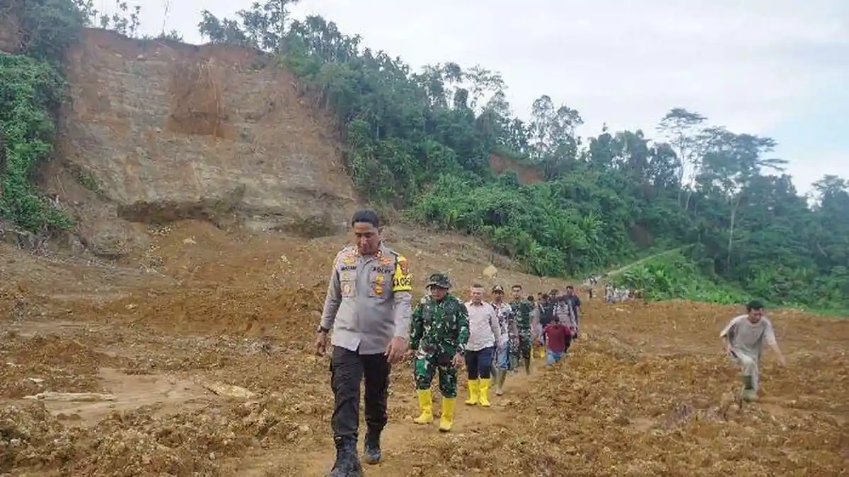 Kapolres Lhokseumawe Tinjau Lokasi Banjir Sawang, Satu Dusun Hilang ...