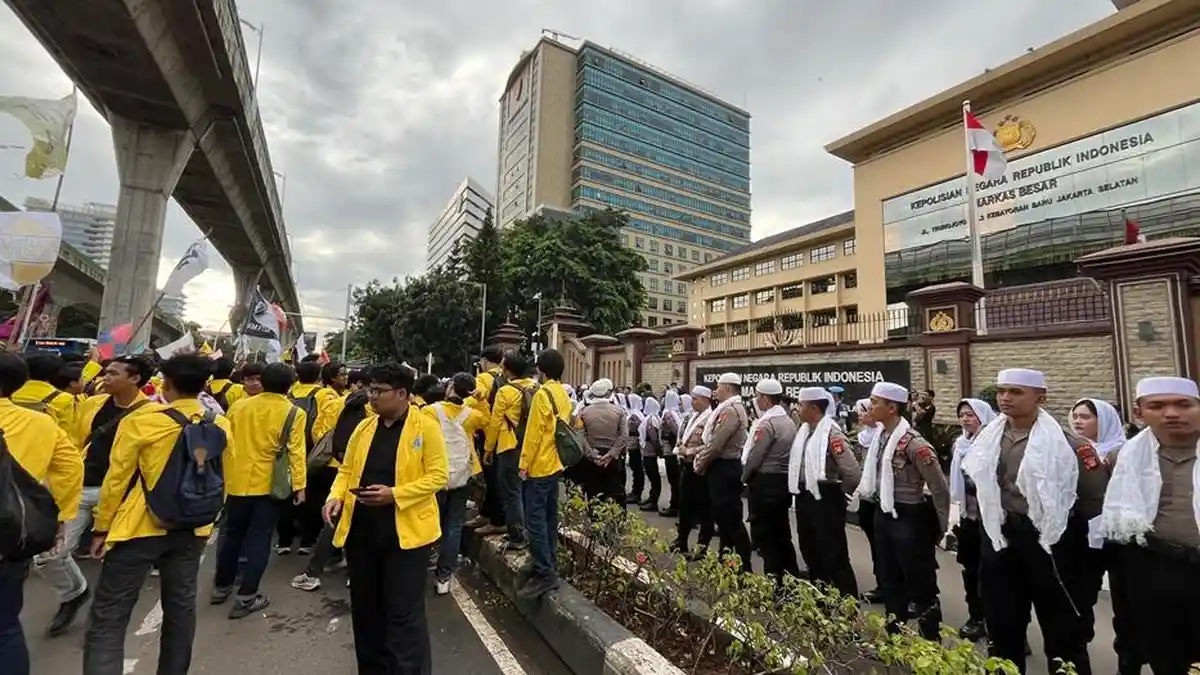 Polisi Pakai Kopiah hingga Sorban saat Amankan Aksi Mahasiswa di Mabes ...