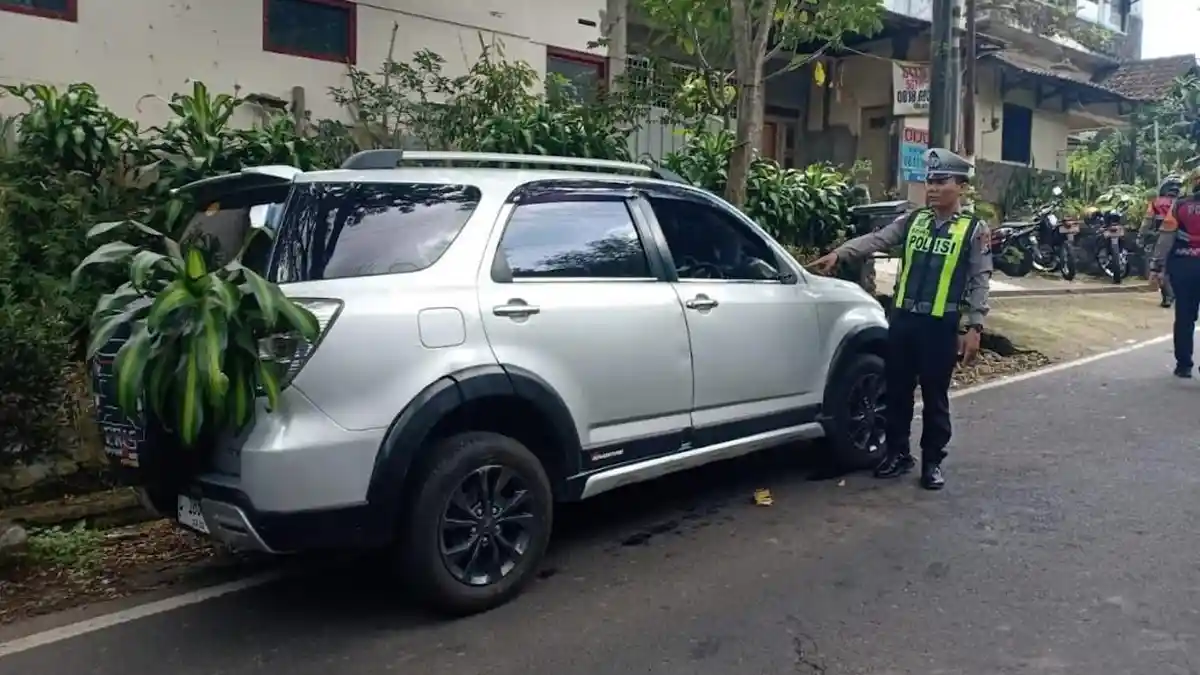 Mobil Terios Terguling usai Hantam Pohon di Kota Batu, Diduga Pengemudi ...