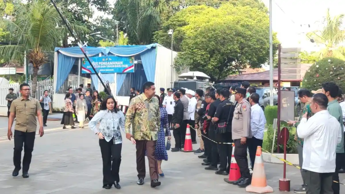 Menteri PKP Maruarar Sirait Ikut Ibadah Malam Natal di GPIB Immanuel ...