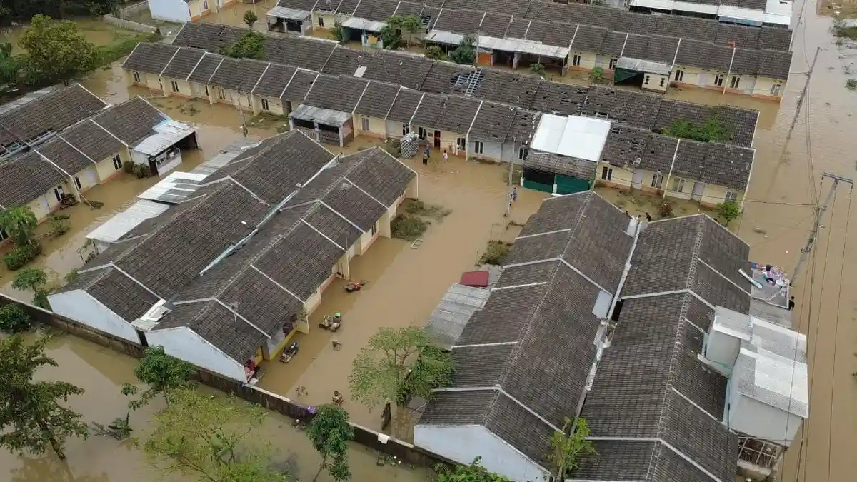 Banjir Ciasem Subang: Sisa Botol Minum, Epon Pilu Lihat Tembok Rumah ...