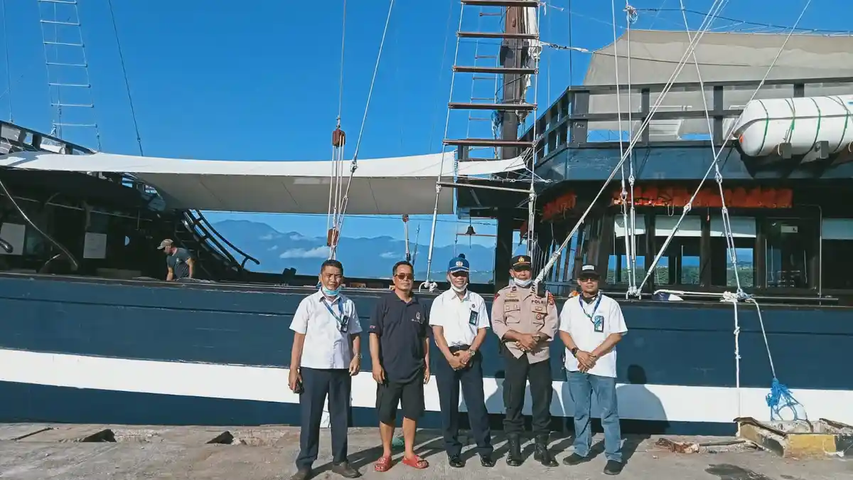Kapal Penisi KM Dewi Nusantara Sandar di Manokwari, Kepala Cabang Pelni ...