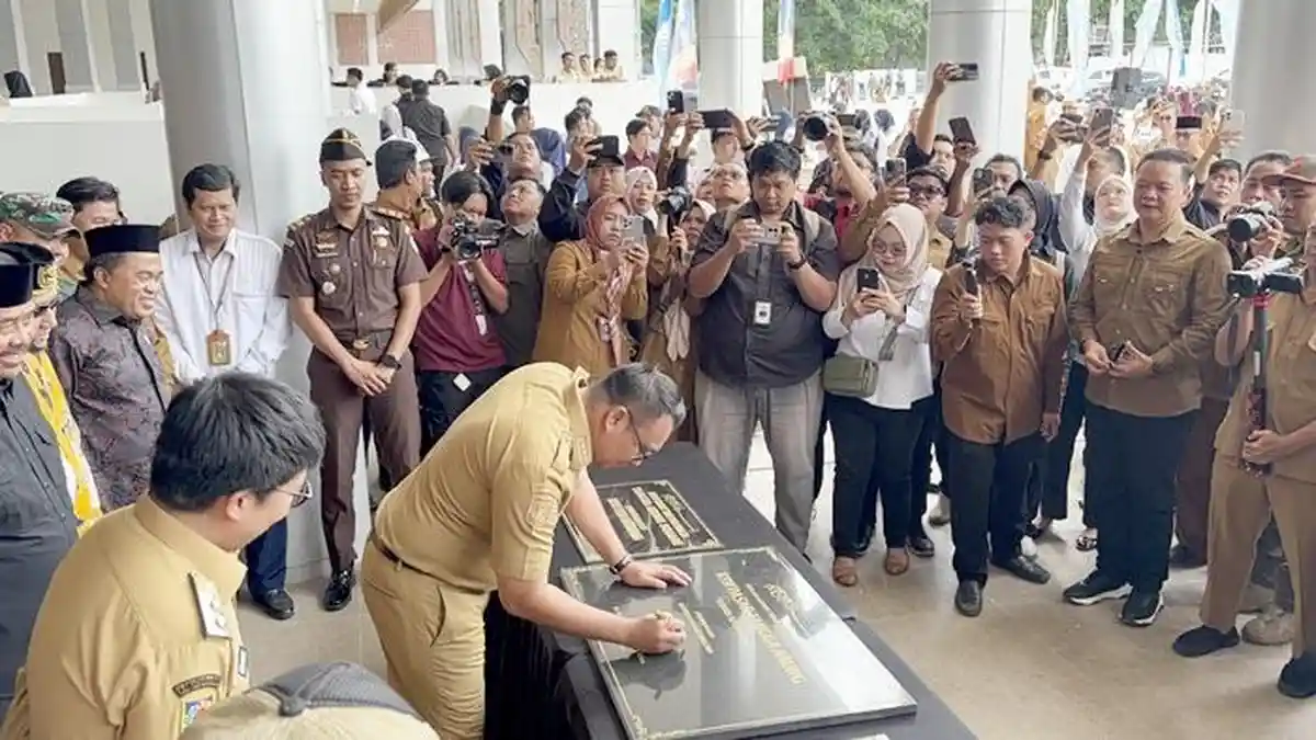 Tangga Arung Square Resmi Dibuka, Bupati Kukar Aulia Rahman Basri ...