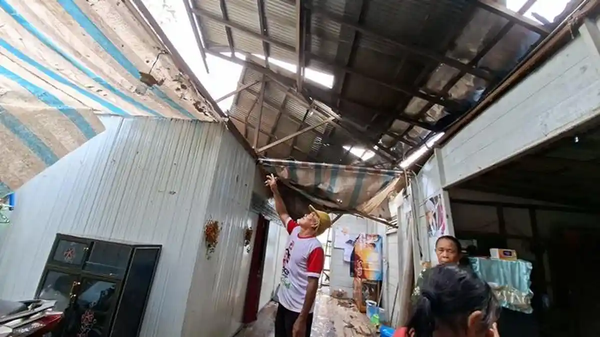 Cuaca Ekstrem Juga Terjang Astambul Kabupaten Banjar, Atap Rumah Warga ...