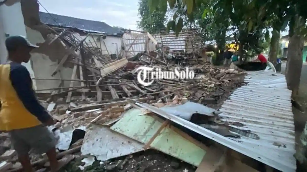 BREAKING NEWS: Rumah Roboh di Kartasura, Lansia Tewas Tertimbun ...