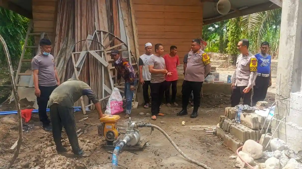 Polres Nagan Raya Bantu Sumur Bor untuk Dayah Zada di Tripa Makmur ...