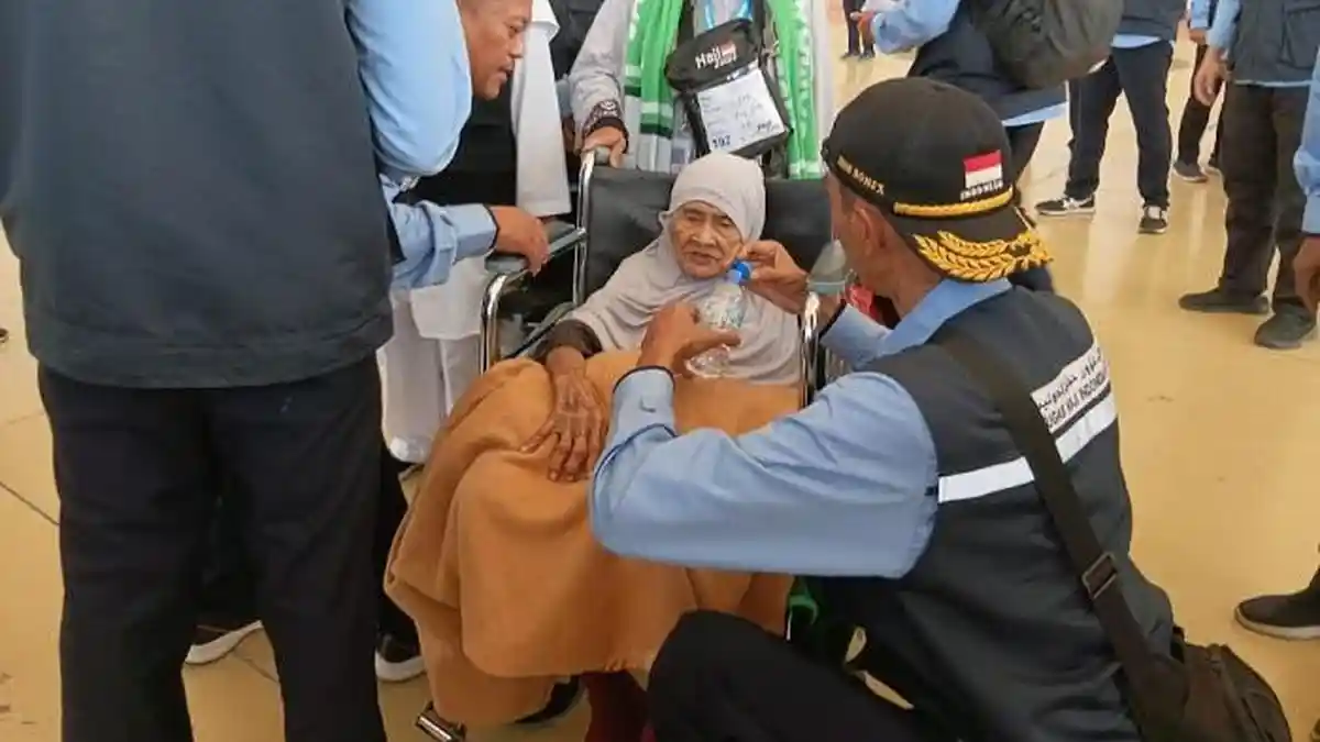 Kisah Mbah Sumbuk Jemaah Haji Tertua Usia 109 Tahun, Tiba di Jeddah ...