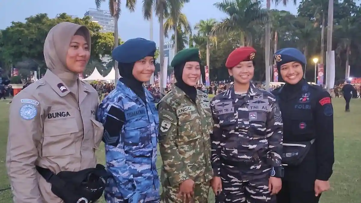 Keren Aksi Penerjun Wanita di HUT Bhayangkara, Sempat Tegang Beraksi di ...