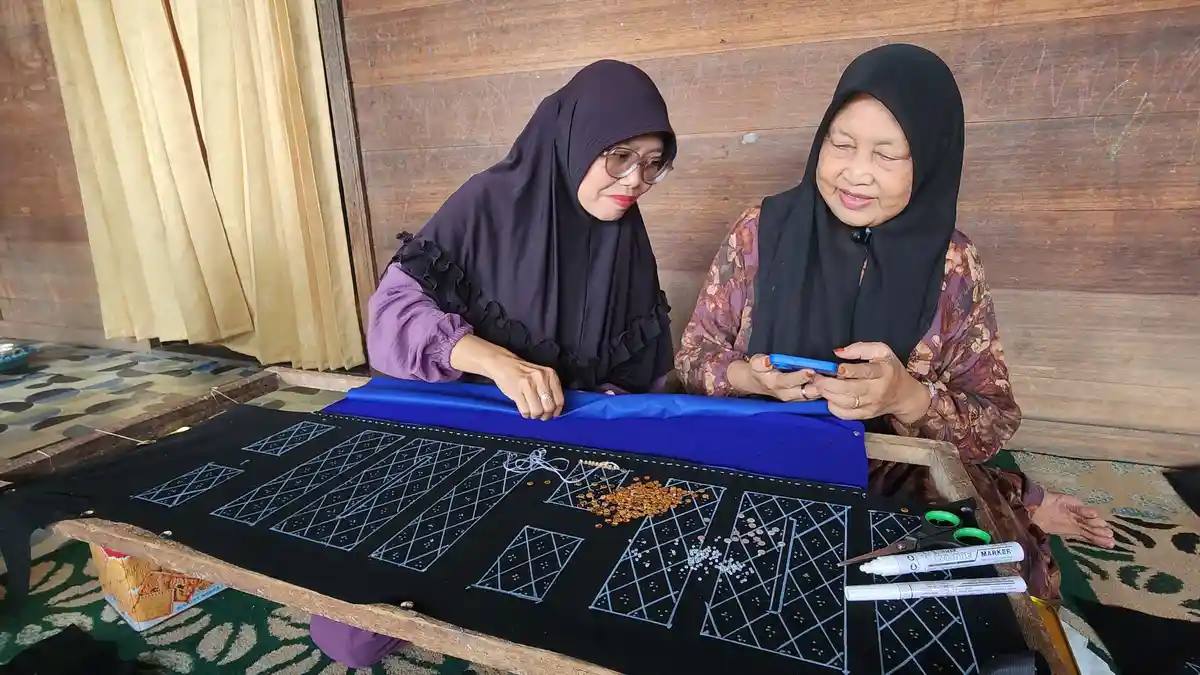 UMKM KALSEL - Melihat Kerajinan Airguci Kaligrafi di Martapura, Karya ...