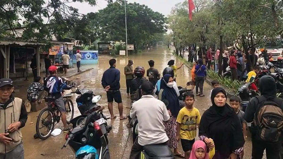 Akses Tertutup Air, Banjir Jalan Cipendawa Baru di Rawalumbu Bekasi ...