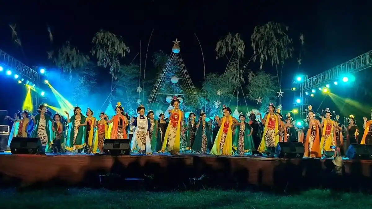 100 Penari Lengger Lanang Menari Bersama di Lapangan Pandak Baturraden ...