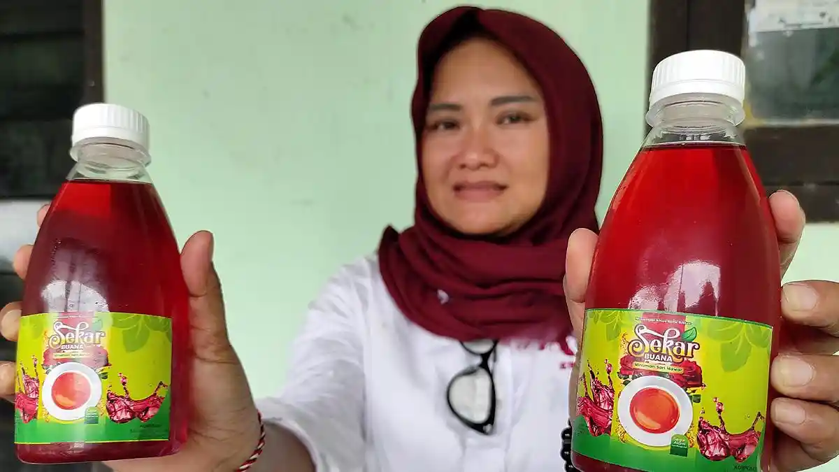 Kreatif, Ibu Rumah Tangga di Kota Blitar Olah Bunga Mawar Jadi Minuman ...