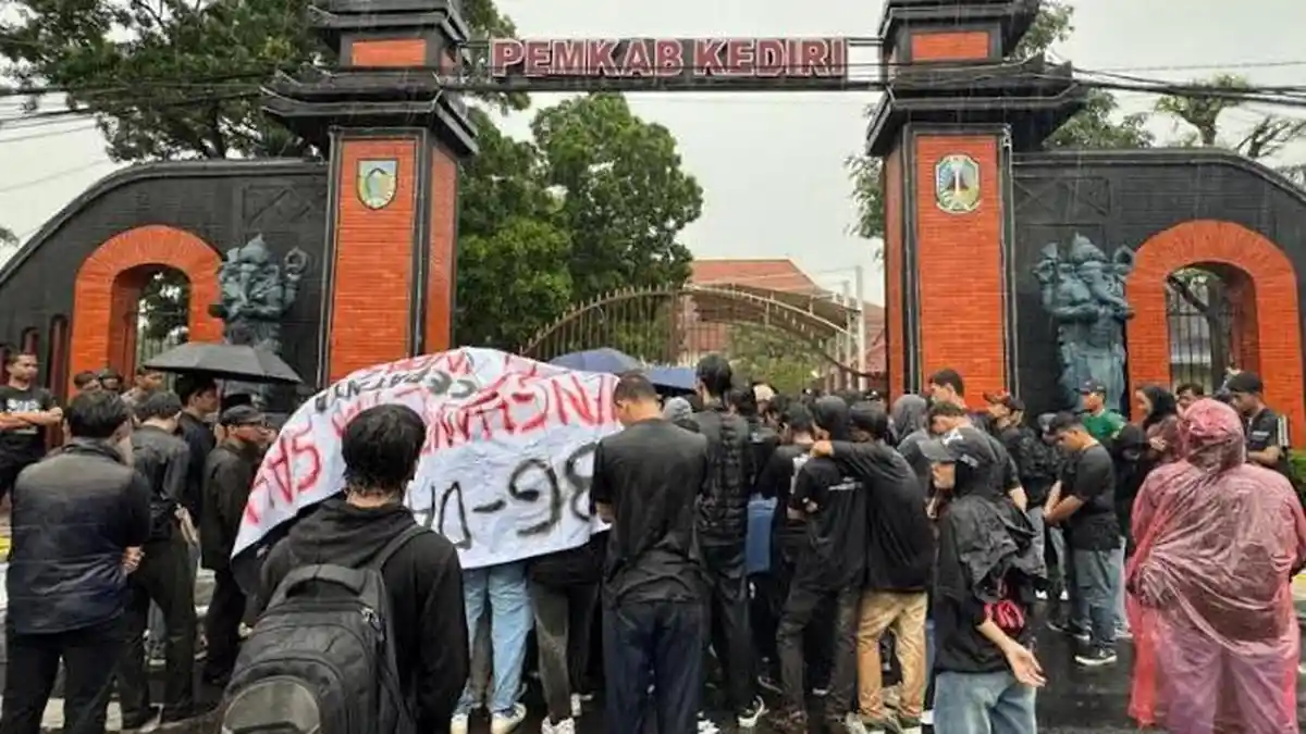 BREAKING NEWS - Mahasiswa di Kediri Gelar Demo Indonesia Gelap di ...