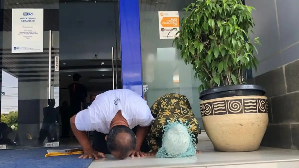 Kisah Dasuki Sujud Syukur Uang di Tabungannya Selamat Meski Bank ...