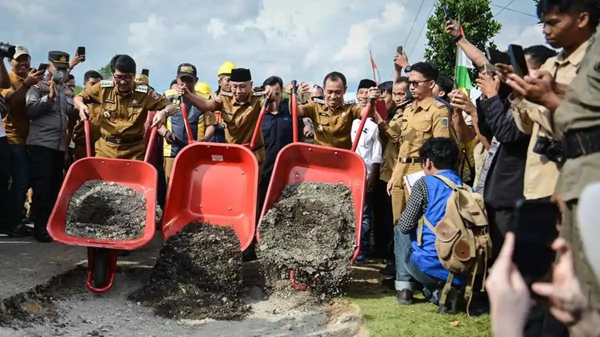 Gubernur Lampung Mirza Groundbreaking Jalan Kotabumi-Bandar Agung ...