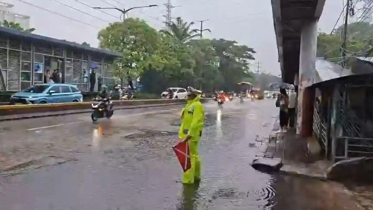 UPDATE Kondisi Jakarta Pagi Ini: Daan Mogot Macet Parah Tergenang Air ...