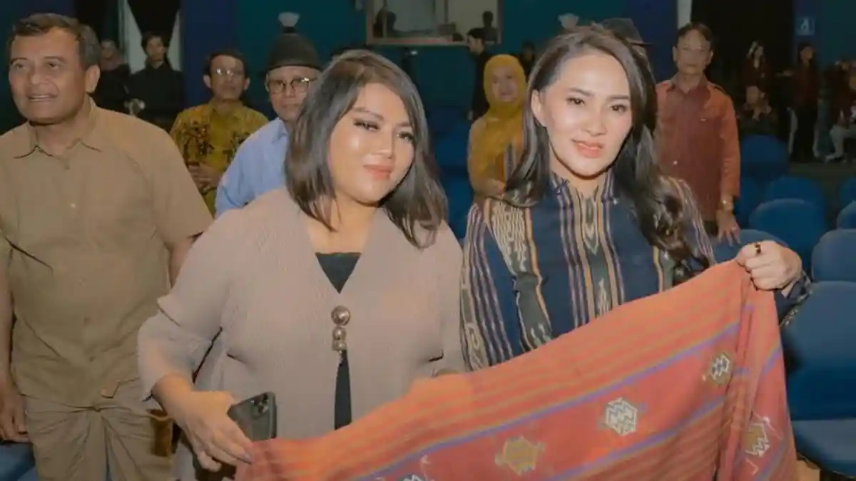 Gubernur Maluku Utara Sherly Laos Kagum Kain Tenun Belu NTT, Tenun yang ...