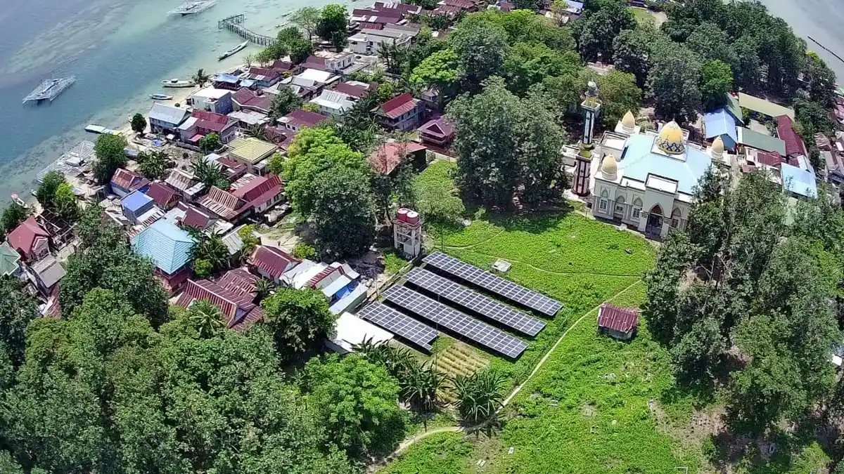 PLTS Terpusat 70kWp Pulau Balang Caddi Sulawesi Selatan Kini Bisa 24 ...