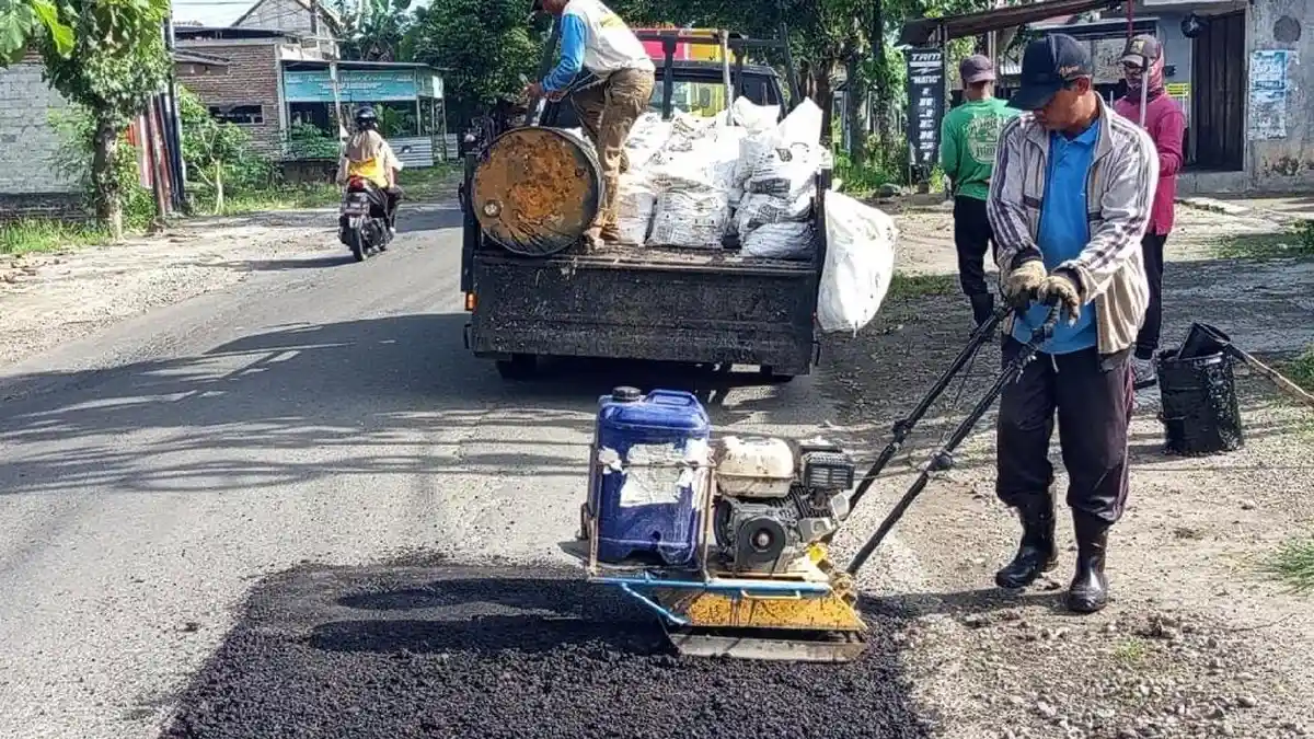 Sambut Mudik Lebaran 2026, Pemkab Ponorogo Kebut Tambal Sulam Jalan di ...