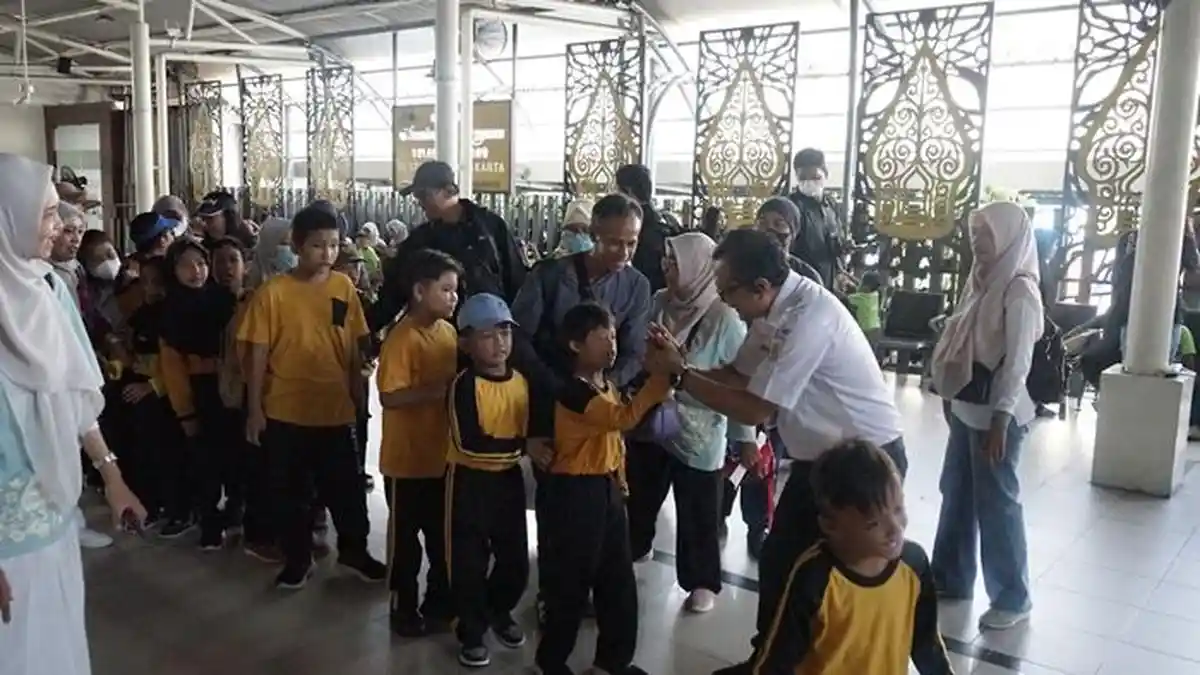 Siswa SLB Negeri 1 Bantul Ikuti Edutrain KAI Bandara, Belajar Mengenal ...