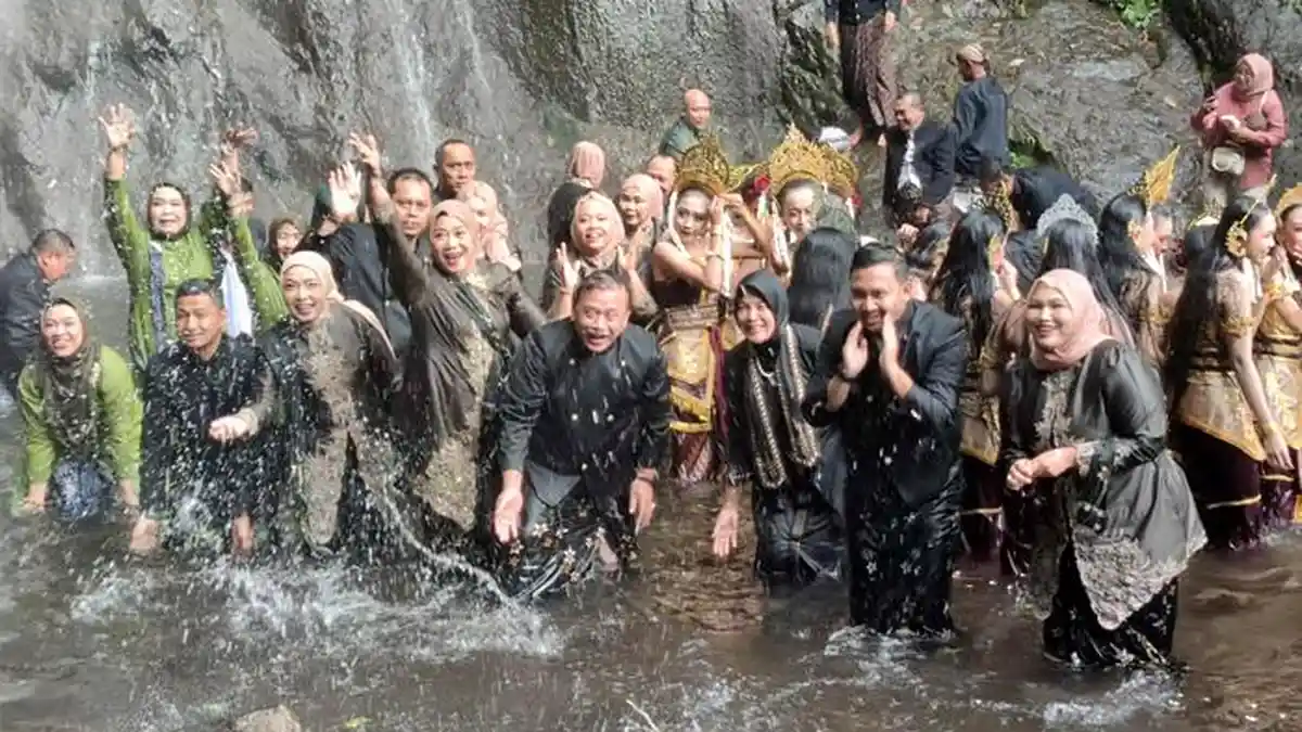 Siraman Sedudo, Tradisi Peninggalan Leluhur di Desa Ngliman Nganjuk ...