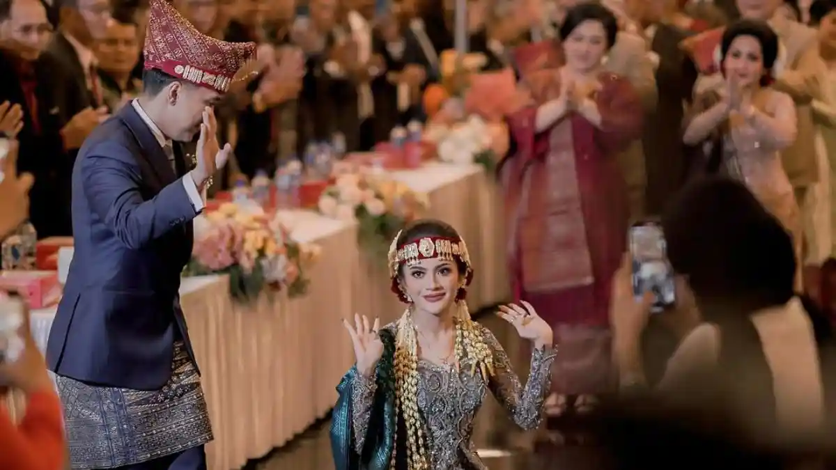 Resepsi Mewah Abenk dan Lily Kenzie Viral, Identitas Orang Tua Disorot: Bukan Keluarga ...