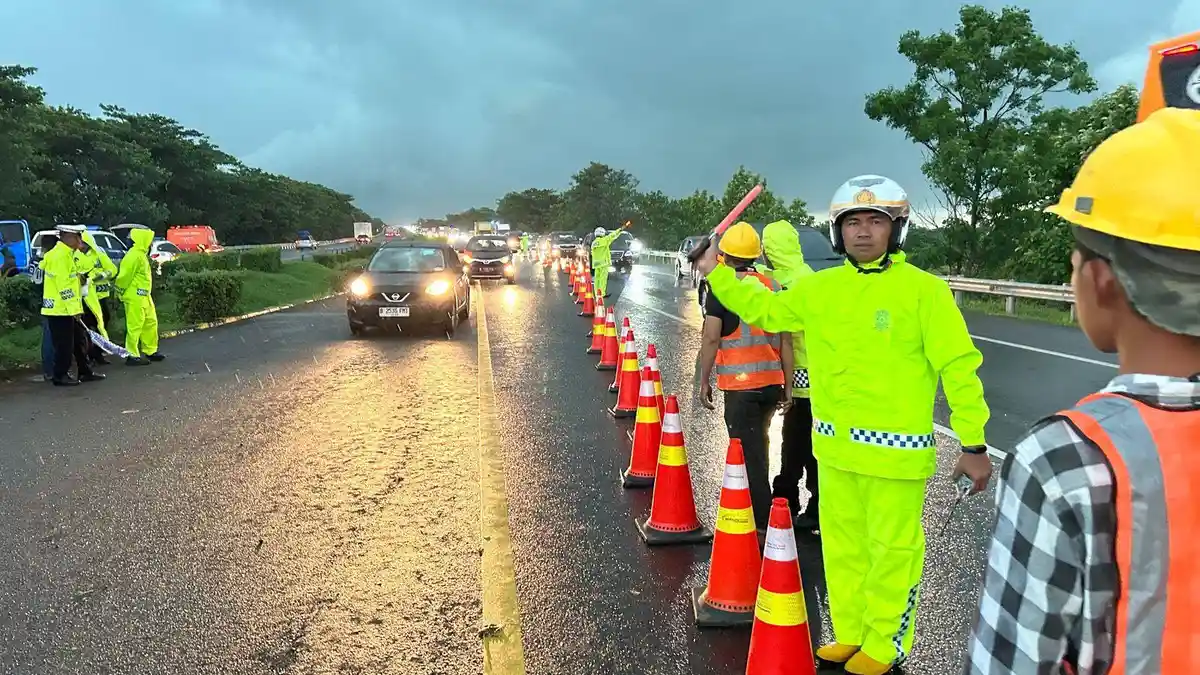 Meski Diguyur Hujan, Petugas Tetap Siaga Jaga Kelancaran Lalu Lintas ...