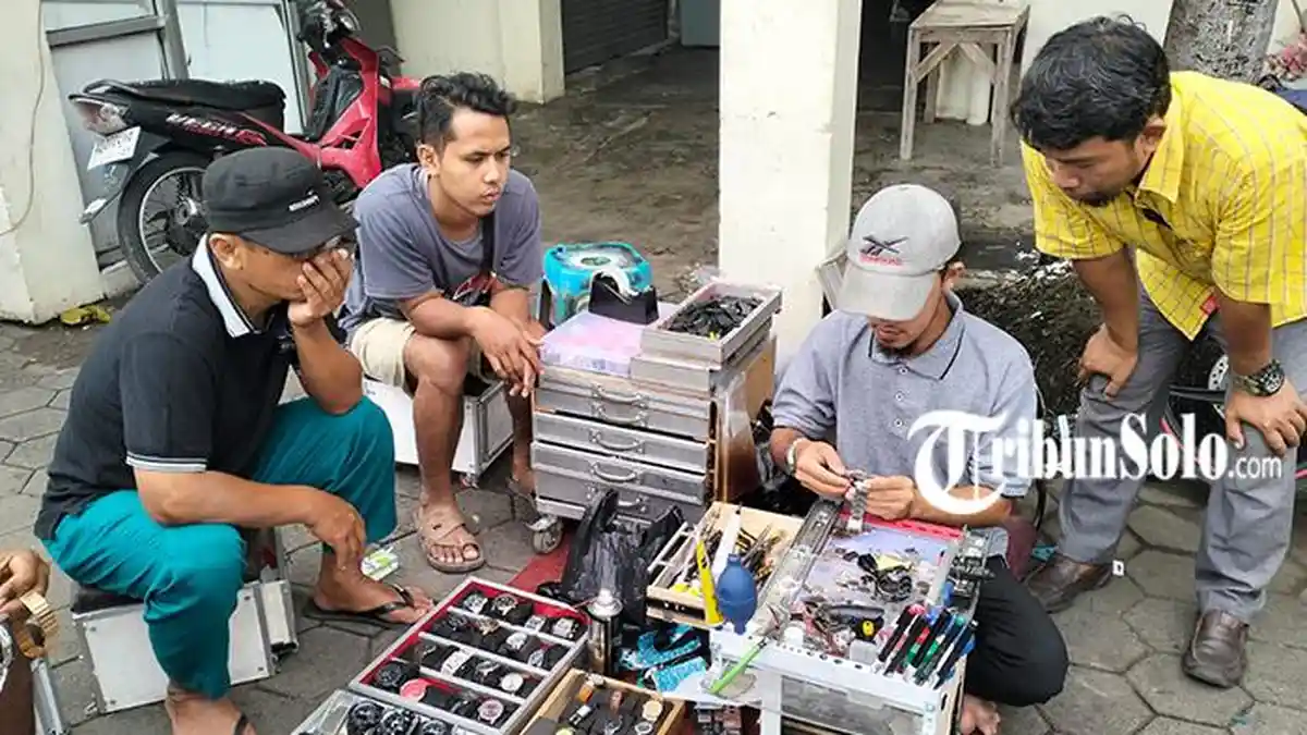 Cerita Penjual Jasa Service Jam Tangan di Pasar Klithikan Notoharjo ...