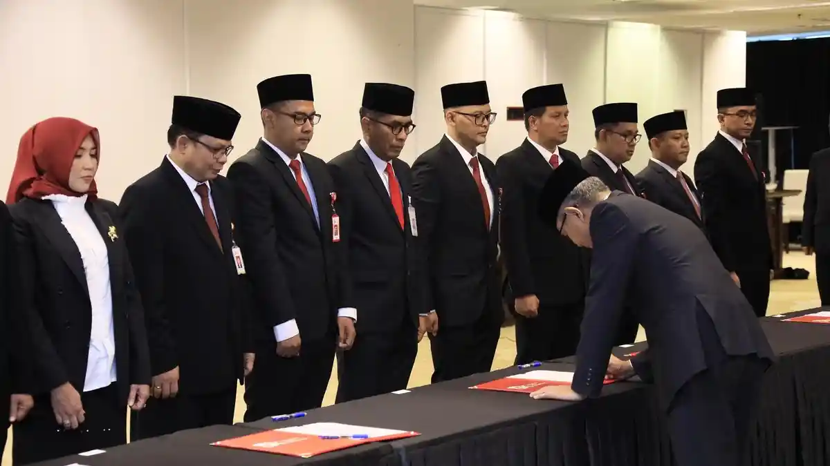 Pejabat Baru Resmi Dilantik, Bonny Hardi Putra Pimpin OJK Sulawesi ...