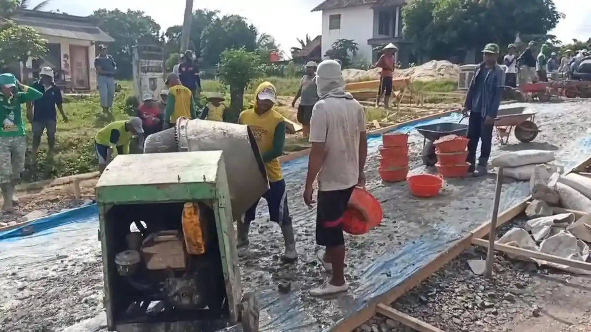 Seusai Viral Kumpulkan Donasi Rp100 Juta Perbaiki Jalan, Warga Muji ...