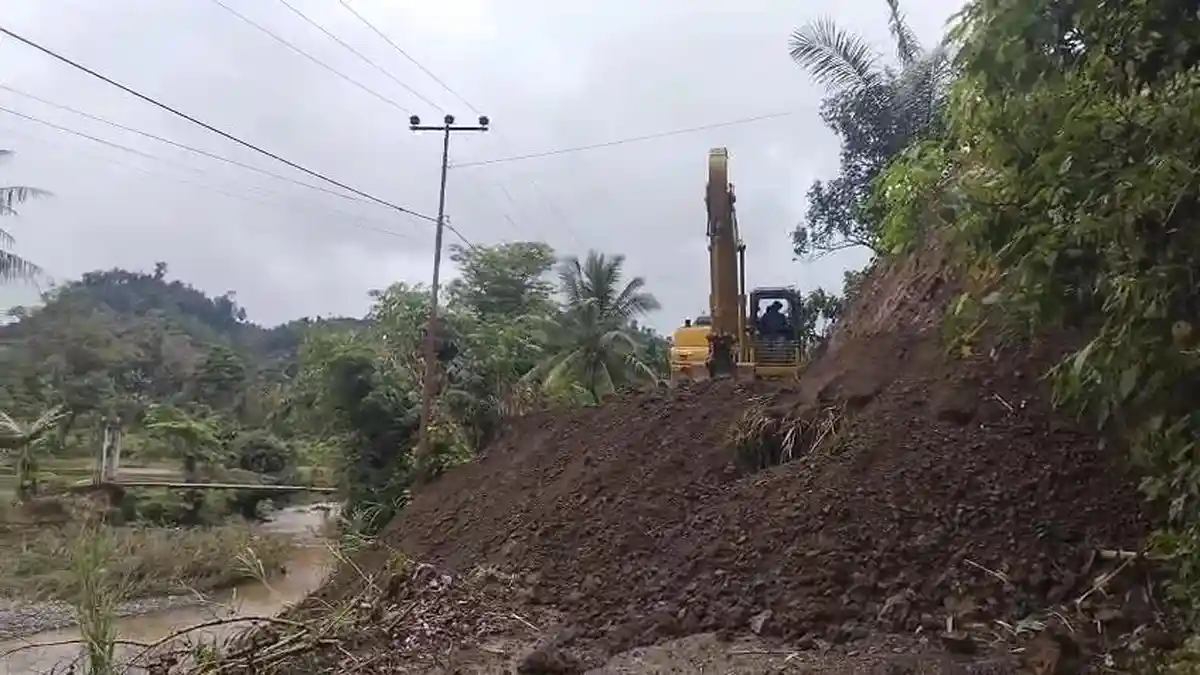 Alat Berat Bersihkan Material Longsor yang Tutup Akses Jalan Dua Desa ...