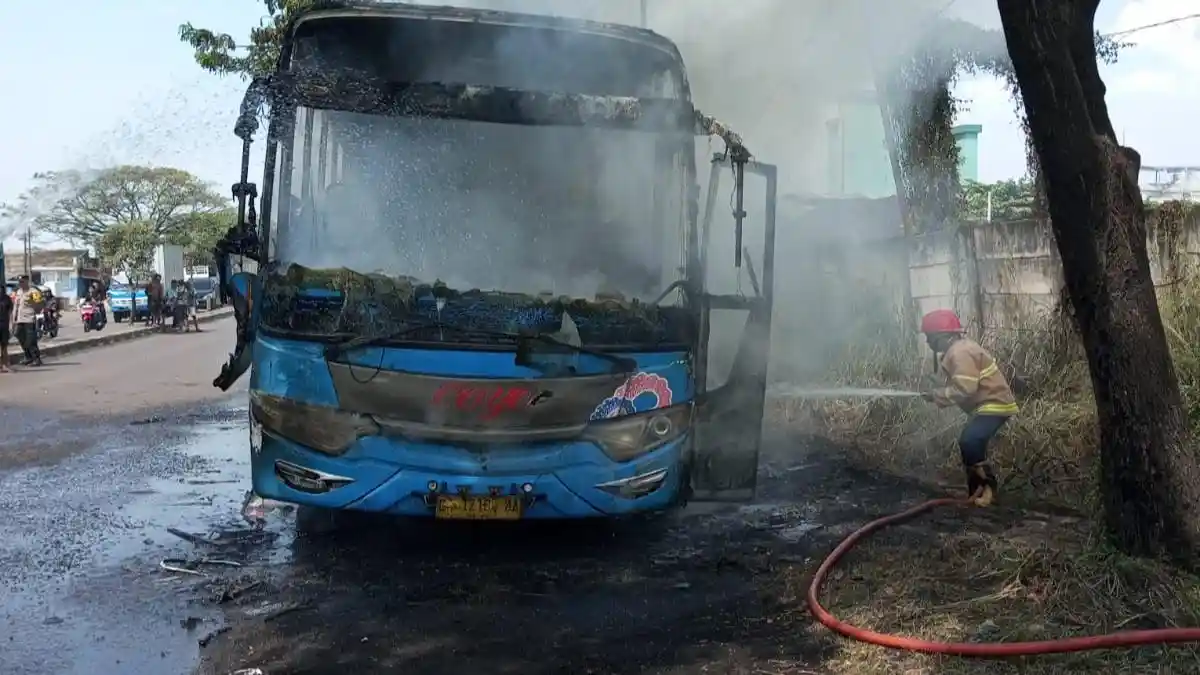 Bus PO Coyo Terbakar di Jalur Pantura Cirebon, Damkar : Api dari Ruang ...