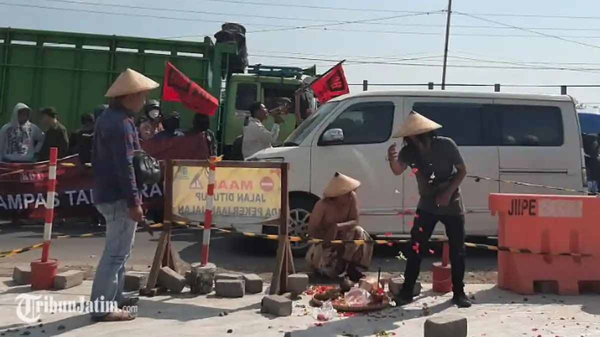 FORKOT Demo JIIPE Soal Penuntasan Sengketa Tanah, Bakar Dupa sampai ...