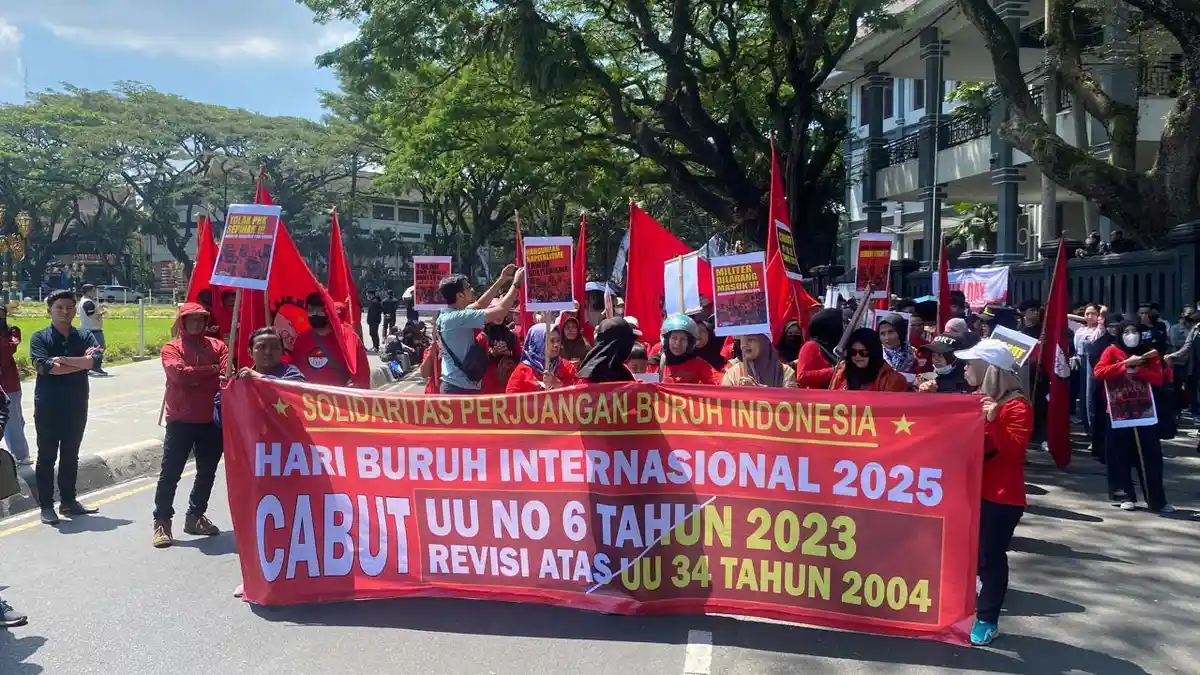 May Day di Kota Malang, Buruh dan Mahasiswa Desak Pencabutan UU Cipta ...