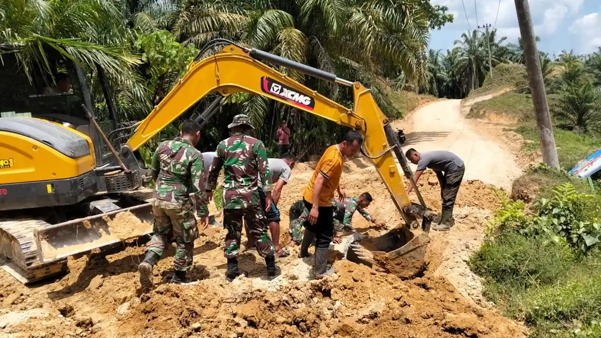 Tak Kenal Lelah di Tengah Terik, Satgas TMMD Tuntaskan Pemasangan ...