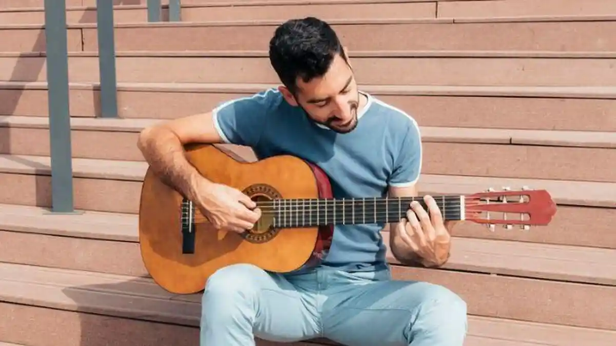 Chord Gitar dan Lirik Lagu Tread Carefully - SZA: Scared of Watchin' My ...