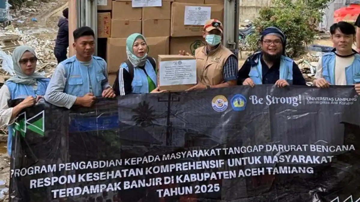 Tim PKM Unila Serahkan Bantuan Obat-Obatan untuk Warga Terdampak Banjir ...