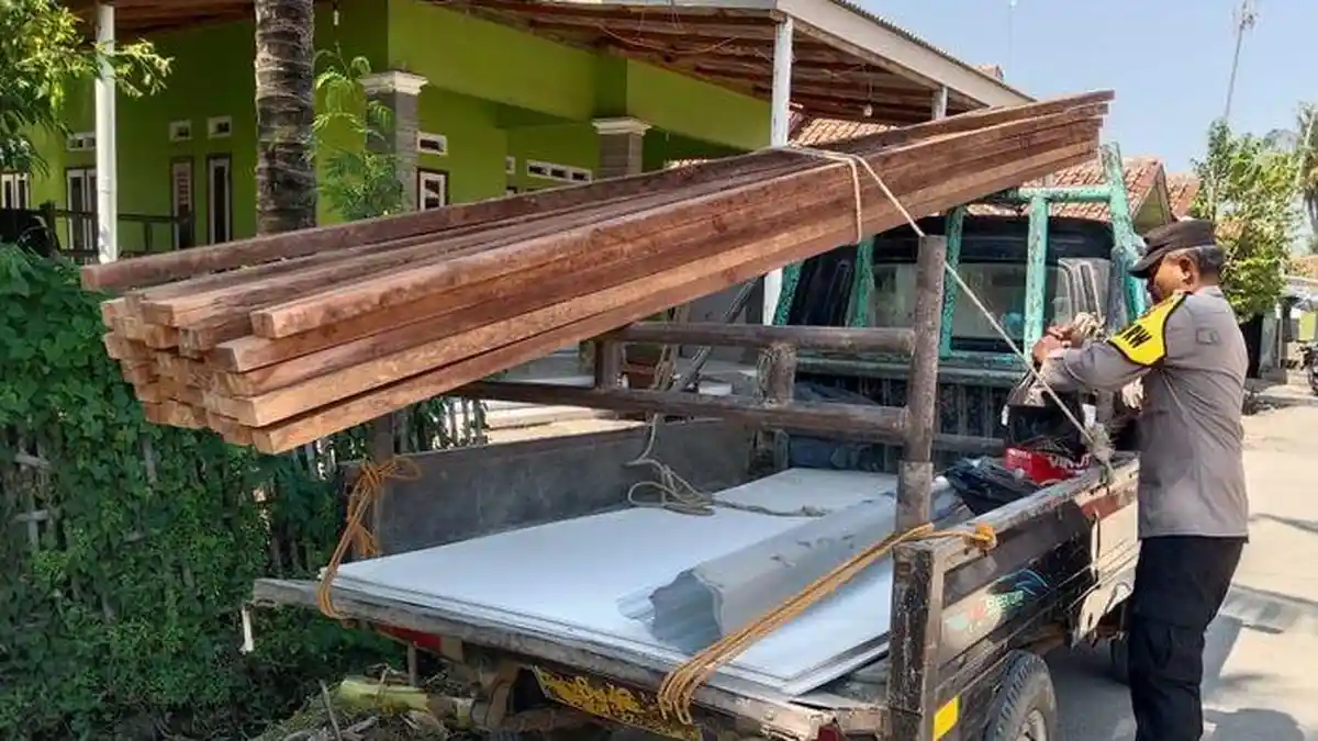 Cerita Eryana, Polisi RW yang Kirim Material untuk Renovasi Musala dan ...