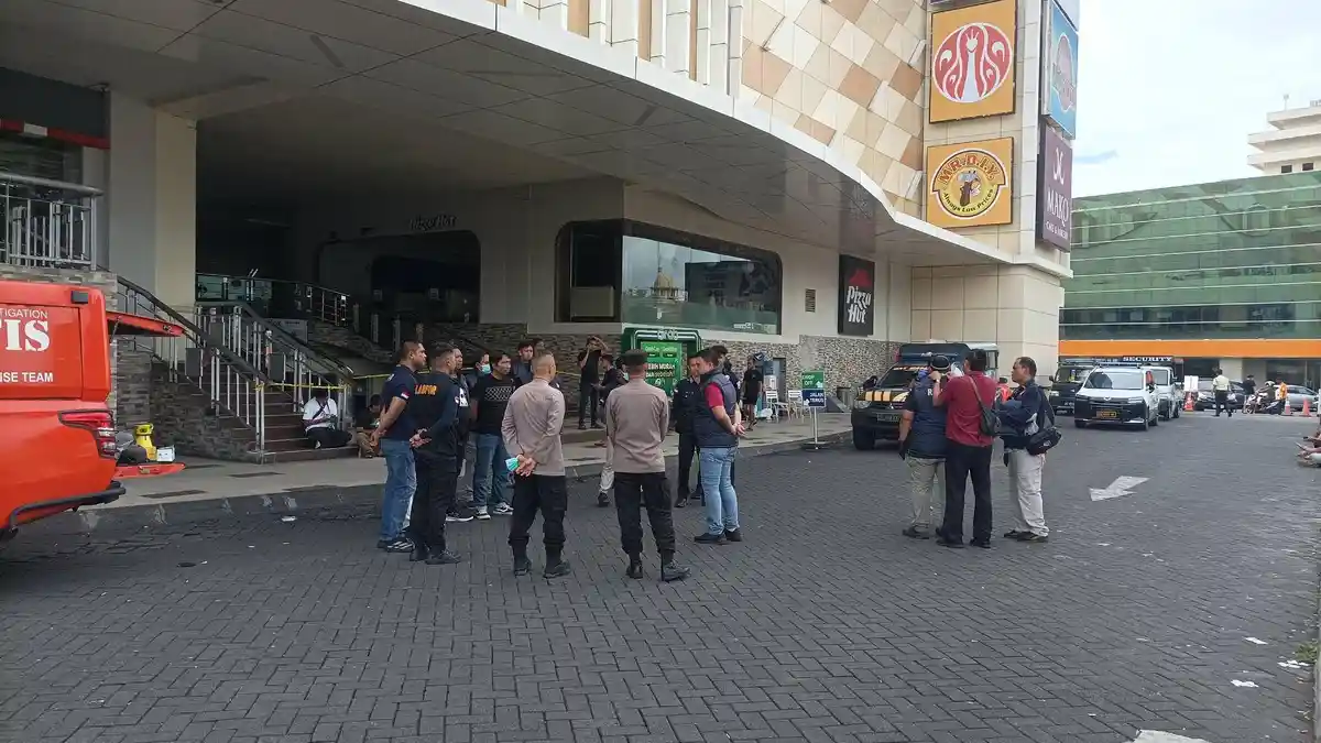 Pasca-Kebakaran Mega Mall Manado: Toko Mulai Evakuasi Barang, Polisi ...