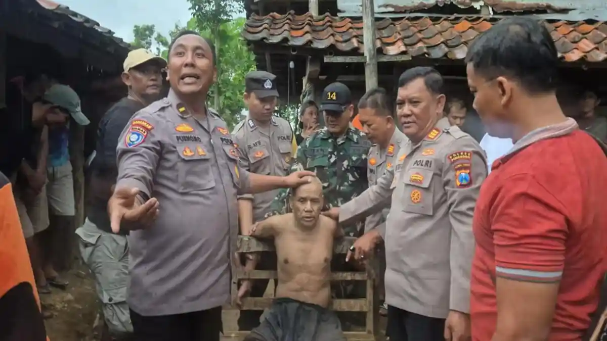 Mbah Kirno Bebas Setelah 20 Tahun Dikurung Dalam Kurungan Besi, Dibawa ...
