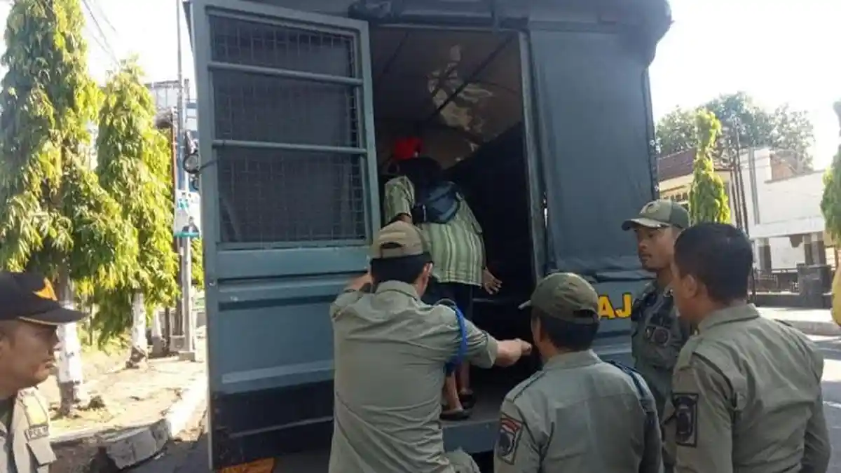 Patroli Akhir Tahun, Satpol PP Kabupaten Jember Ciduk Pengemis dan ...