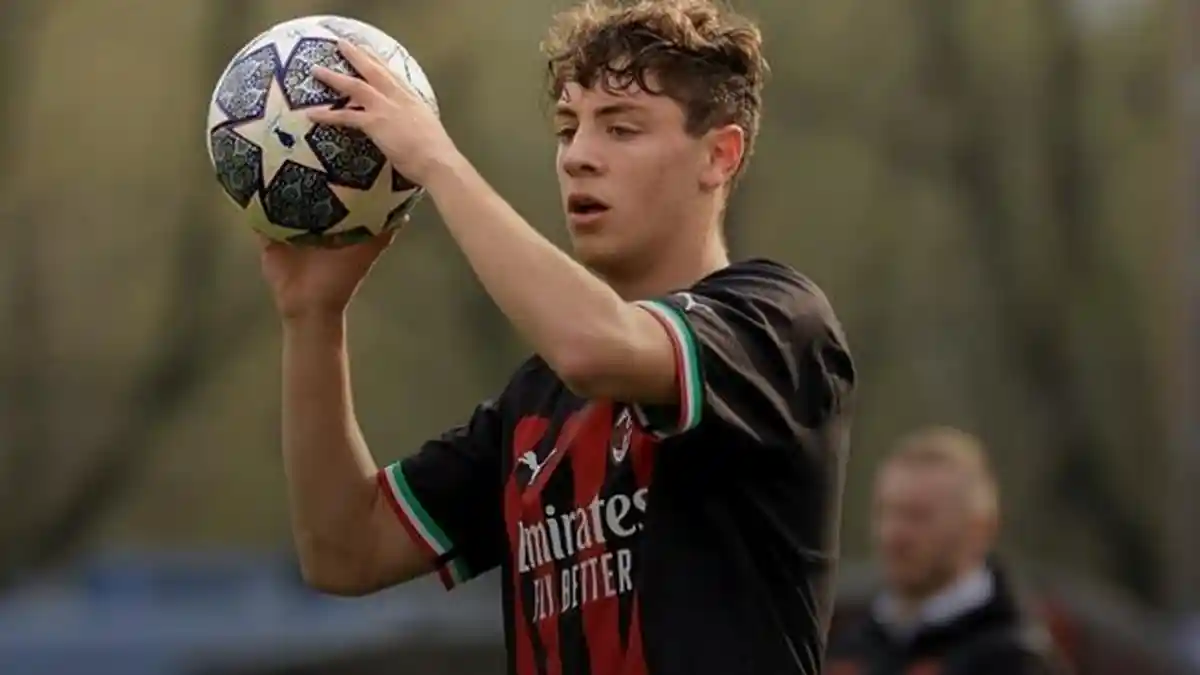 Sensasi Bek Kiri 19 Tahun Milik AC Milan, Inilah Kelebihan dan ...