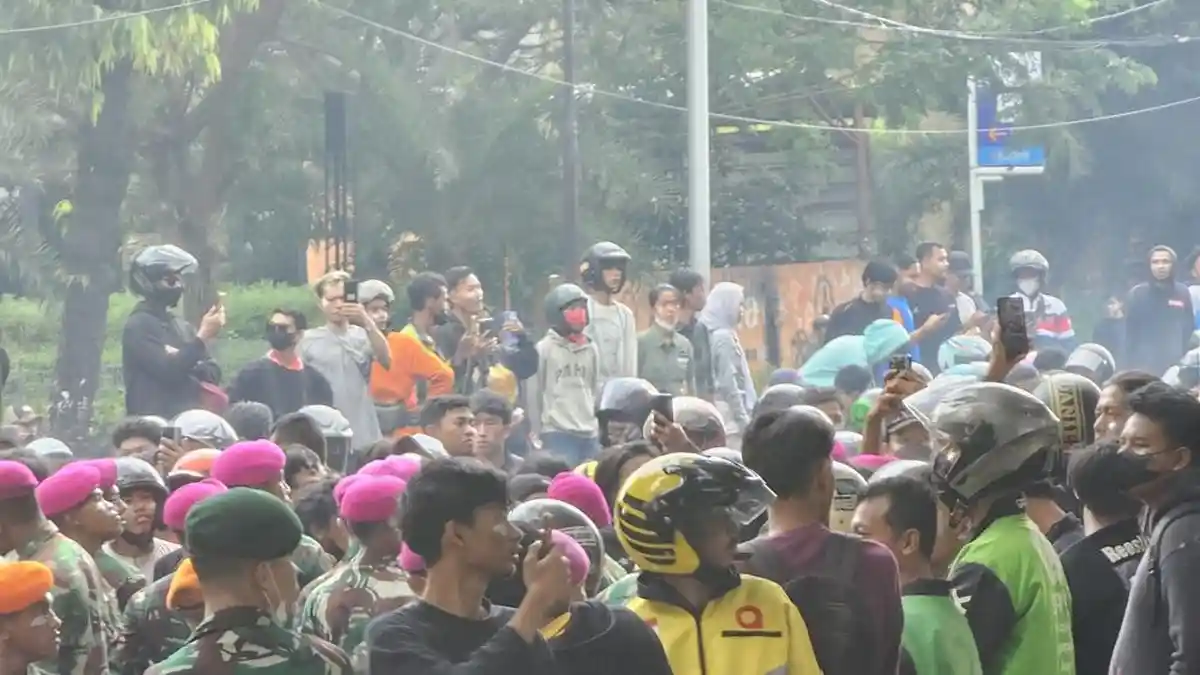 Jalan Tugu Tani-Senen Jakarta Kembali Ditutup, Massa Ingin Coba Masuk ...