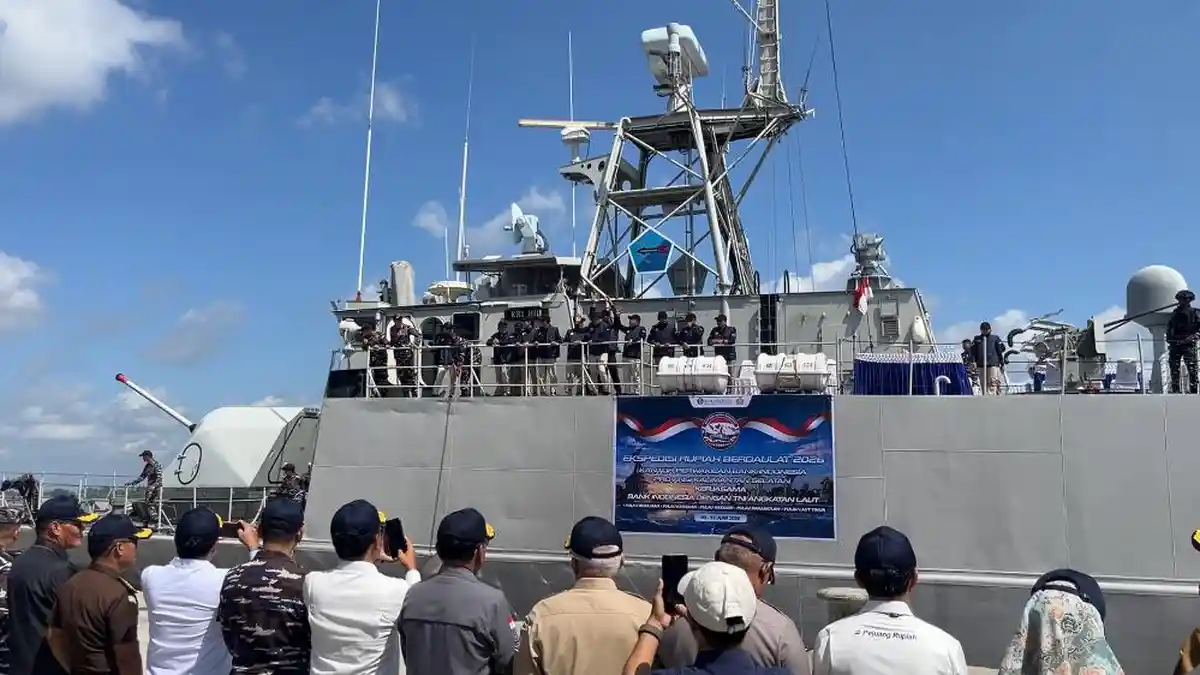KRI Hiu-634 Bawa Rp15 Miliar ke Lima Pulau Terpencil Kalsel dalam ...