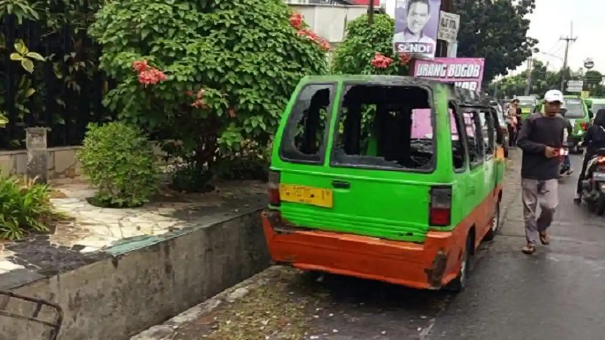 Korsleting Mesin, Angkot di Sindang Barang Bogor Hangus Terbakar ...
