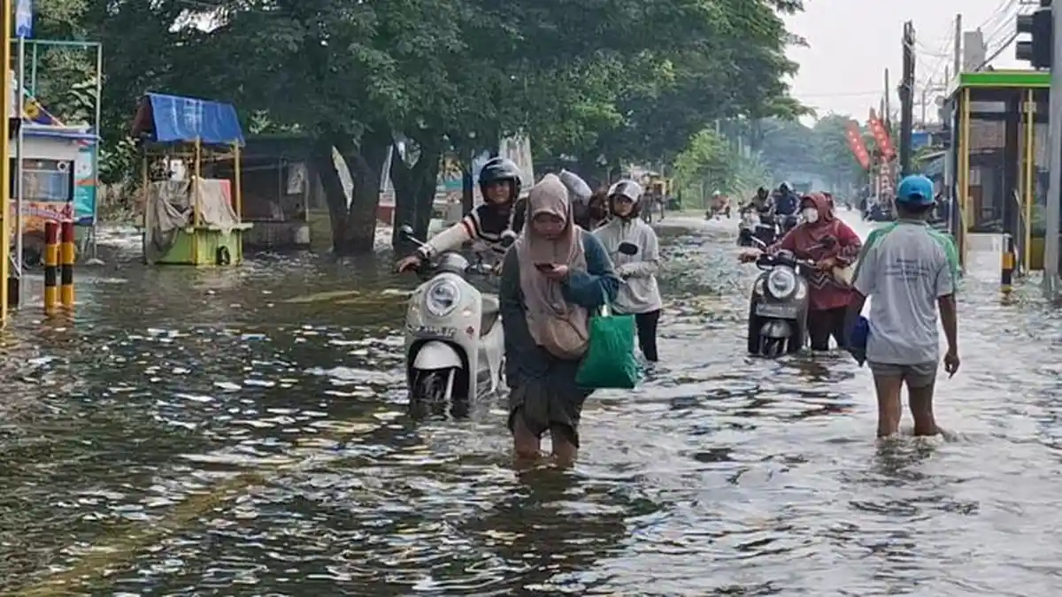 Jalan Raya Cerme Gresik Banjir, Jalur Alternatif Penghubung ke ...