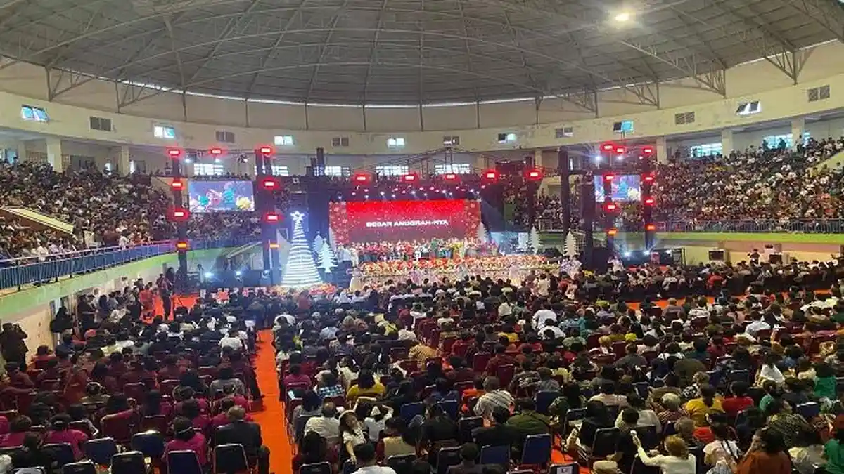 Di Bawah Kubah GOR Sahabudin, Ribuan Hati Bersatu dalam Doa Ibadah ...
