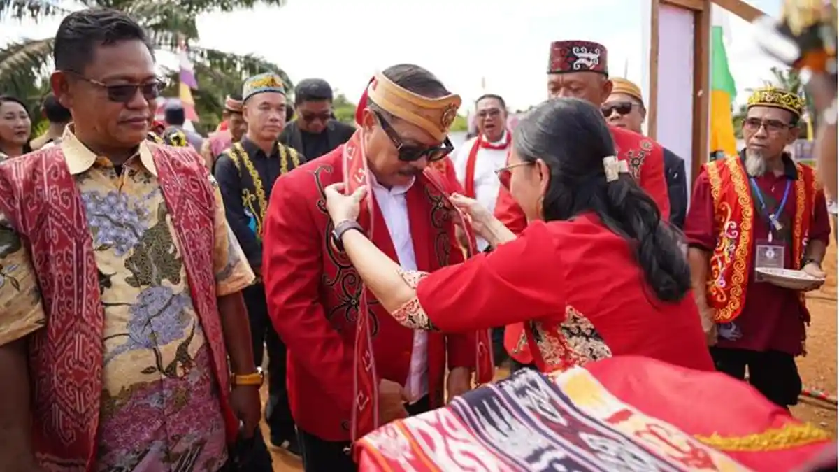 Bupati Yohanes Ontot Buka Gawai Adat Dayak Nyopat Soa ke-1 di Meliau ...