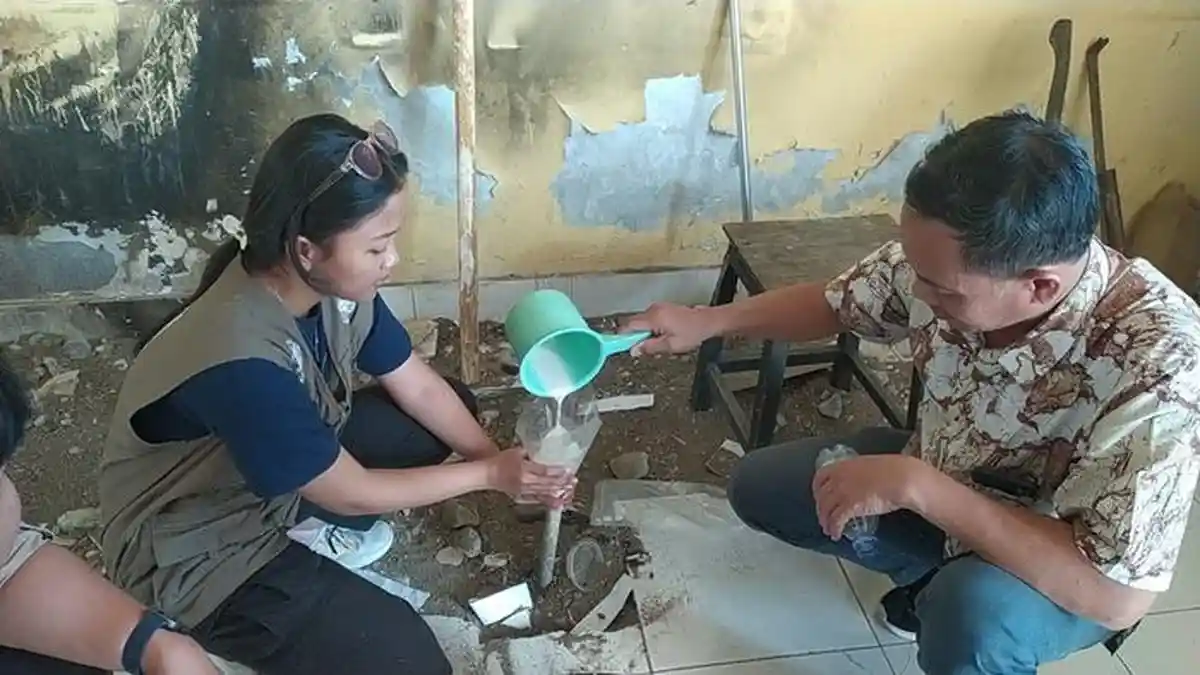 Upaya Redam Teror Api di Rumah Warga Seyegan, Tim UGM Suntikkan Air ...