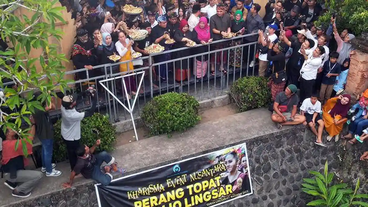 Tiga Makna Tradisi Perang Topat Menurut Dispar Lombok Barat: Simbol ...